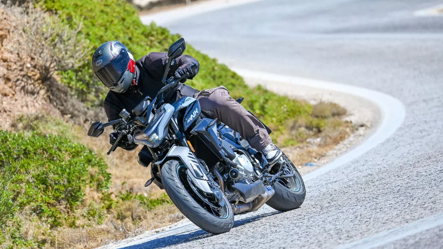 Οδηγούμε τα CFMoto 675NK και 675SR-R στην Αθηναϊκή Ριβιέρα - Music Pulse
